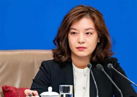 中國最美翻譯官“張京”，中美會議用16分鐘速記翻為國爭光