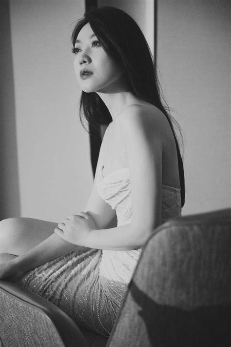 闫妮落地窗旁拍大片 穿抹胸长裙展露成熟女人魅力 搜狐大视野 搜狐新闻