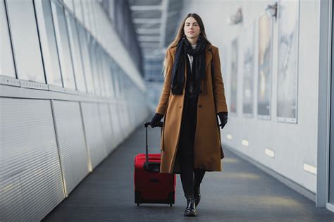 공항 기차역 또는 설립 탑승 게이트로 수하물와 함께 산책 하는 동안 스마트폰 얘기에 사업가 휴대 전화를 사용 하 여 대화에 대 한 소녀입니다 가방에 대한 스톡 사진 및 기타