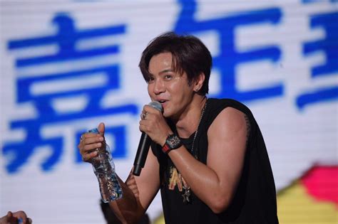 前後任金曲獎新人 茄子蛋 Ozi同台尬場 羅志祥媽媽驚喜現身 現場給大擁抱 指傳媒