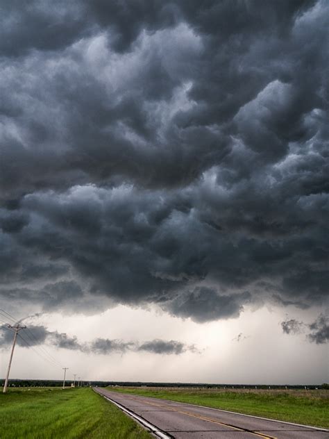 黒い雲と青い空の写真 Unsplashで見つける天気の無料写真