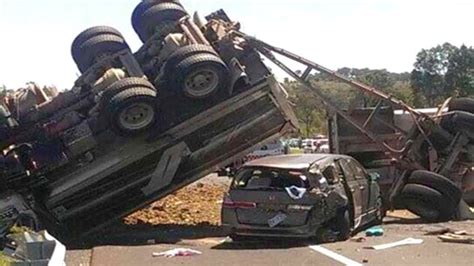 25 Incredible Excavator And Truck Operation Fails Idiots Truck And Car