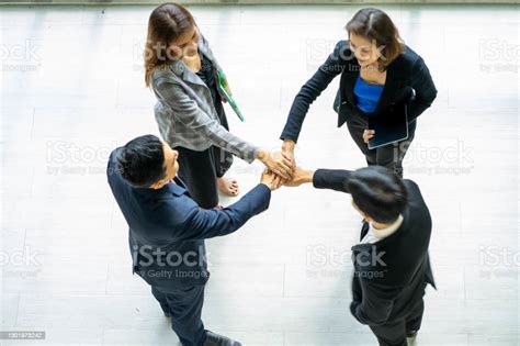 사무실에서 회의에 서 정장 정장을 입고 아시아 기업 사람들의 최고 보기 오버레이 25 29세에 대한 스톡 사진 및 기타 이미지