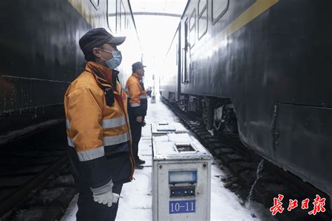 停靠间隙他们给列车喂水 武汉 新闻中心 长江网 cjn cn