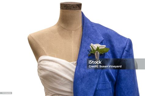 한 측면에 정장 드레스와 봄 결혼식 또는 무도회에 대 한 다른 측면에 단추 구멍 꽃과 정장과 마네킹근접 촬영과 흰색 절연 이브닝