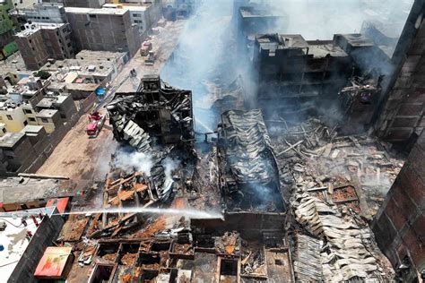 Incendio De Barrios Altos Incontrolable La Razón