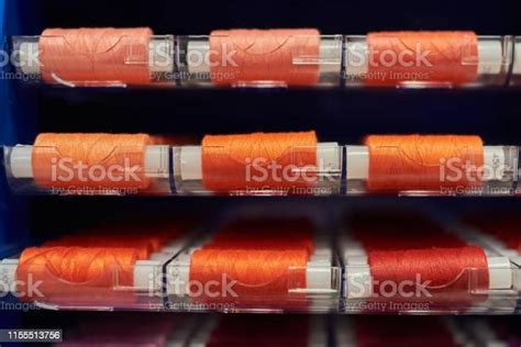 가 게에서 스탠드에 오렌지 톤의 재 봉 실 릴 선택적 초점 배경 텍스처 0명에 대한 스톡 사진 및 기타 이미지 0명 공장 산업 건물 바느질하기 Istock