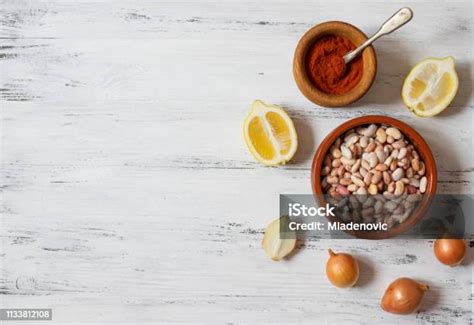 성분이 함유 되어 있습니다 발칸 구운 콩 세르비아어 몬테네그로 크로아티아어 슬로베니아 요리 생 콩 양파 레몬 파프리카 분말 흰색