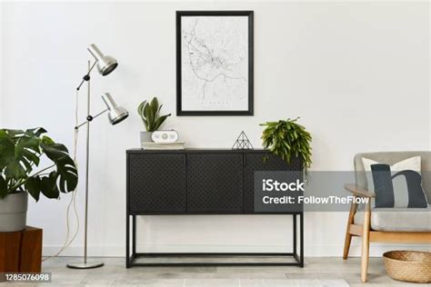 現代復古概念的家室內設計灰色扶手椅咖啡桌植物類比海報地圖地毯和個人配件客廳的時尚家居裝飾 照片檔及更多 住宅內部 照片 住宅內部 住宅