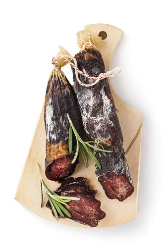 흰색 배경에 고립 로즈마리와 함께 보드 절단에 맛 있는 훈제 소시지 상위 뷰 0명에 대한 스톡 사진 및 기타 이미지 0명