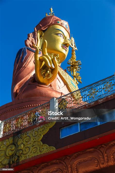 전문가 Rinpoche의 동상 Namchi에서 전문가 Rinpoche 절에서 기지 앞에서 아래에서 볼 시킴의 수호 성인 측면