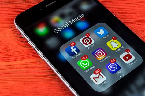 애플 아이폰 7 아이콘으로 사무실 책상에 소셜 미디어 페이 스 북 인 스타 그램 트위터 Snapchat 응용 프로그램 화면에 태블릿 컴퓨터 라이프 스타일입니다 소셜 미디어