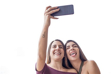 라틴 인종의 젊은 친구 그들은 집의 테라스에 자신의 혀를 고집 셀카를 2명에 대한 스톡 사진 및 기타 이미지 2명 도시 레저 활동 Istock