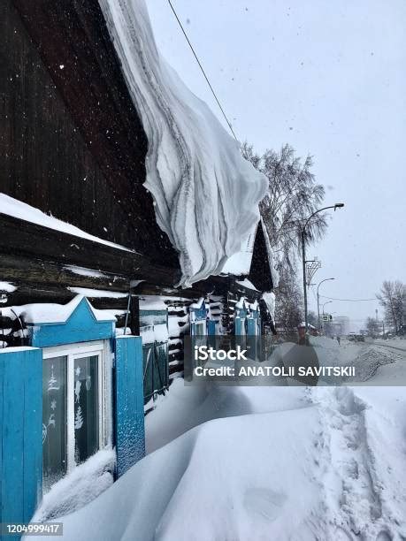 Banyak Salju Di Atap Rumah Dan Bangunan Musim Dingin Di Negara Ini Dan