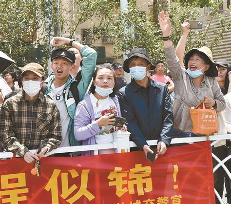 家长挥手向考生致意。