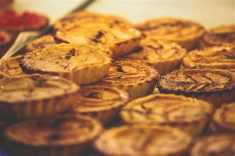전통적인 포르투갈 계란 타트 반죽 케이크 디저트 카페에 다른 포르투갈 과자와 Pasteis De Nata 저장 창 파스텔 드