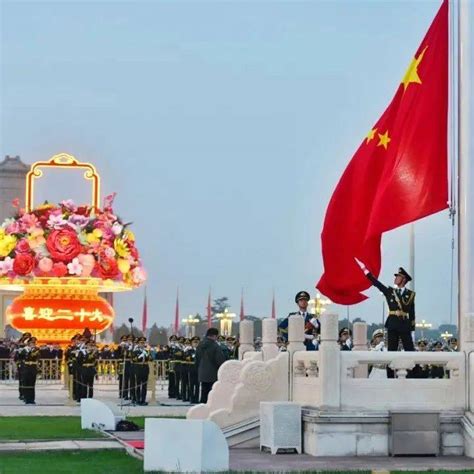 今早的天安门刷屏！排了很久的队，他们激动大喊：值得来源宁波图片