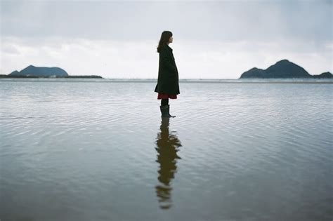 【夢占い】泳ぐ夢は吉夢！落ちた夢は・・・。海の夢が暗示する意味 Girlswalker