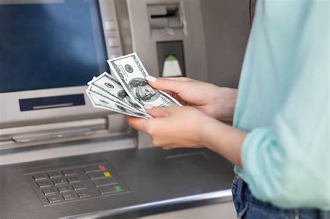 Atm 기계 근처 인식 할 수없는 여성 계산 달러 돈 현금 현금 자동 입출금기에 대한 스톡 사진 및 기타 이미지 현금 자동
