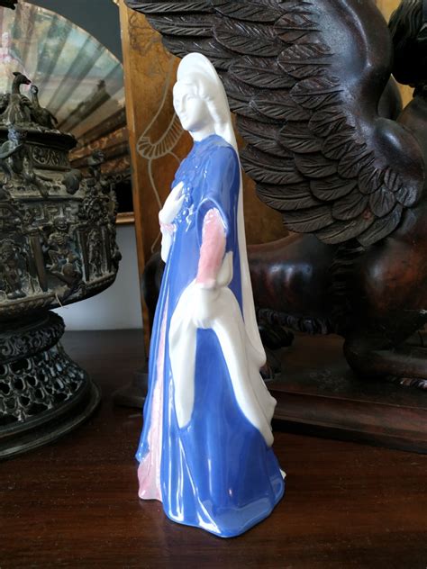 פסלון פורצלן ישן בדמותה של אן בוליין Anne Boleyn