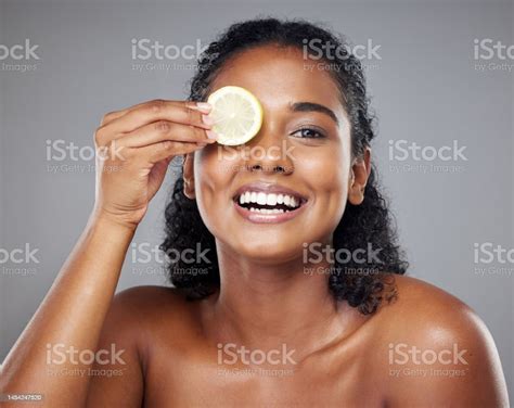 아름다움 스킨케어 레몬은 건강 웰빙 및 비타민 C 페이셜 제품을 위한 여성의 초상화와 함께 있습니다 미소 럭셔리 및 스파 소녀와