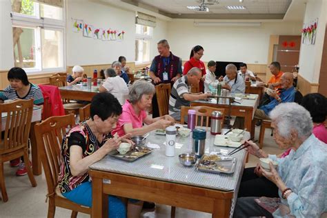 92歲失能老奶奶下場玩球 贏得眾人掌聲 生活 中時