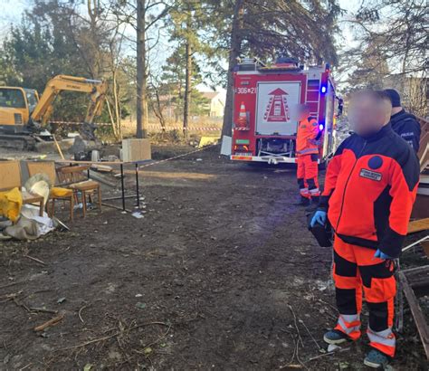 Tragedia w Warszawie Zawalił się strop budynku Trwa wyścig z czasem