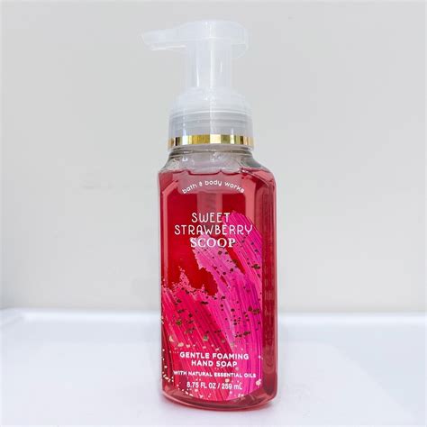 Bath And Body Works Sweet Strawberry Scoop Gental Foaming Hand Soap