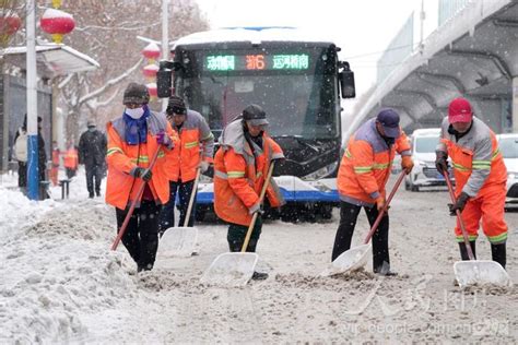河北石家庄清扫积雪保畅通 人民图片网