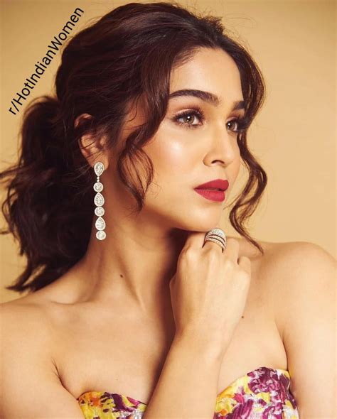 Sharvari Wagh That Gorgeous Face 🔥 Indianactorhaven