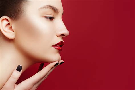 완벽 한 화장과 붉은 입술과 아름 다운 젊은 여자 깨끗 한 피부와 화려한 갈색 머리 여자의 아름다움의 초상화 빨간 배경입니다 레이저에 대한 스톡 사진 및 기타 이미지