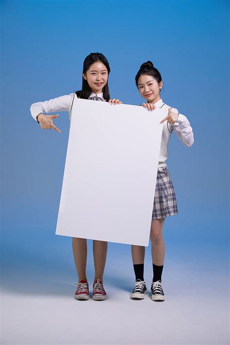 요즘애들패널 들고 손 동작 하고 있는 학생들 사진 이미지 유토이미지 상세페이지 베이직샵 22054163