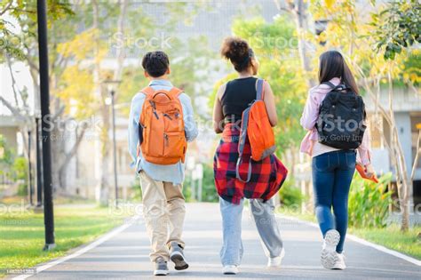 학교에서 함께 걷는 다양한 인종의 학생들 교육의 다양성 인종 다양성 다민족 그룹에 대한 스톡 사진 및 기타 이미지 다민족
