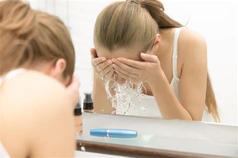 洗顔は水とお湯のどちらが正しい？乾燥トラブルを防ぐプロの洗顔方法 Frontrow