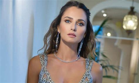 Anna Safroncik Il Pantalone Scende Un Po Troppo Tutto Lintimo Esce