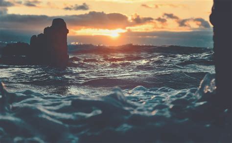 배경 화면 자연 경치 태양 일몰 파도 바위 구름 바다 햇빛 2000x1239 Commutata 1142211 배경 화면 Wallhere