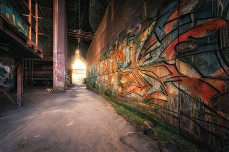 Un Mur Couvert De Graffitis à Côté Dun Bâtiment Photo Photo Graffiti