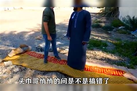 鸡肉放在石头上烤，加上秘制调料，真是太香了调料石头