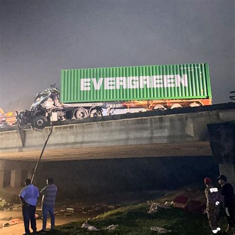 Lori Ayam Jatuh Sungai Di Lebuhraya Plus Pemandu Dan Kelindan Lari