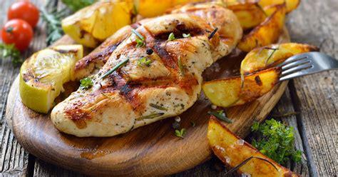 Tökéletesen szaftos omlós csirkemell zöldfűszerekkel ezekre figyelj sütéskor Recept Femina