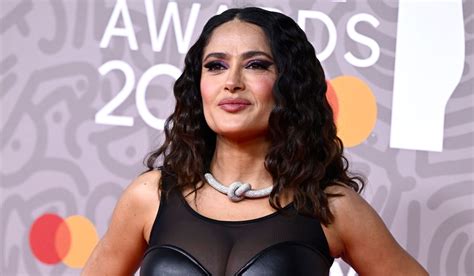 Salma Hayek Luce Sus Curvas En Un Vestido Negro Con Corset Rígido