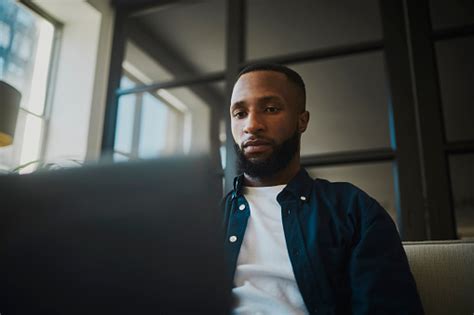 Productivity Unleashed 현대 사무실 환경에서 랩톱 컴퓨터로 타이핑을 하면서 일하는 현대 사업가 20 24세에 대한 스톡 사진 및 기타 이미지 Istock