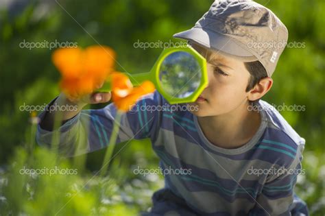 Kind Observeren Van De Natuur Met Een Vergrootglas — Stockfoto
