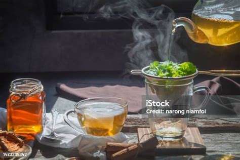 뜨거운 차 지팡이 설탕 건조 찻잎과 민트 Herbselective 초점 복사 공간 뜨거운 음식 및 건강한 식사 개념의 컵에 주전자에서 차를 붓는 0명에 대한 스톡 사진 및