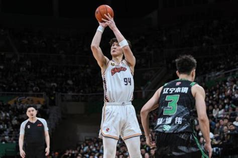 尽力！王哲林全场7中3，罚球5中4，得到10分9篮板1助攻2盖帽