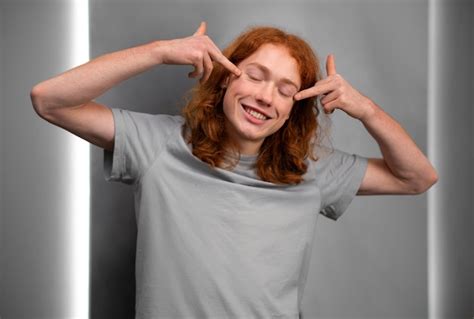 Hombre Actuación Dedo Medio Gesto Foto Gratis