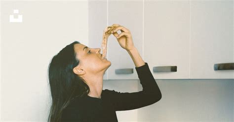 검은 긴 소매 셔츠와 검은 팬티를 입은 여자가 부엌에 서 있다 사진 Unsplash의 무료 회색 이미지