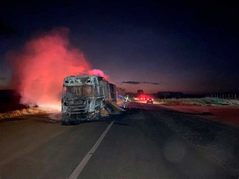 Carreta Carregada Com Farelo De Soja é Destruida Pelas Chamas Na Mg 187