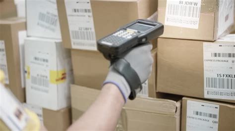 955 Warehouse Worker Scanning Barcode Stock Videos Footage And 4k Video Clips Getty Images