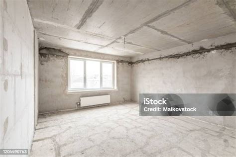 디자인 회색 콘크리트 벽에 대한 빈 인테리어 빈 방 텍스트 및 그림을 위한 공간입니다 콘크리트 벽 슬래브 새로운 주거 건물의 내부 새 아파트의 파티션 0명에 대한 스톡 사진